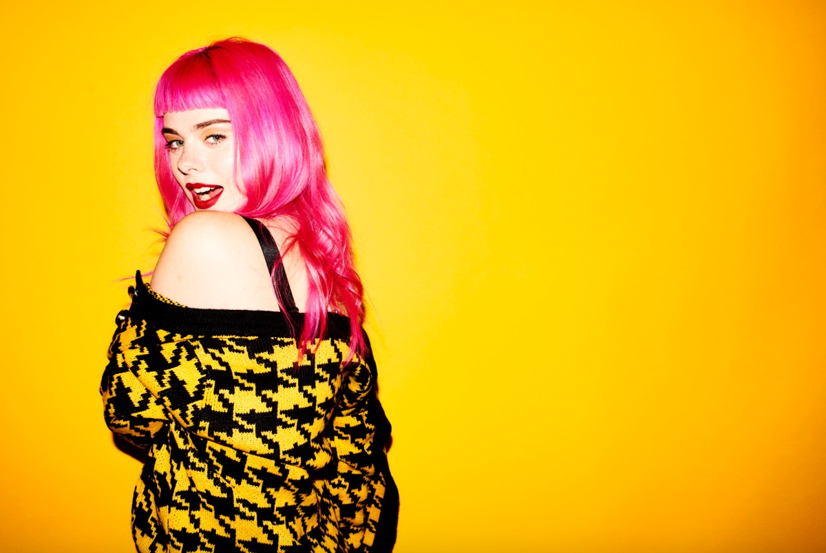 Bella Howard y sus vibrantes retratos fotográficos