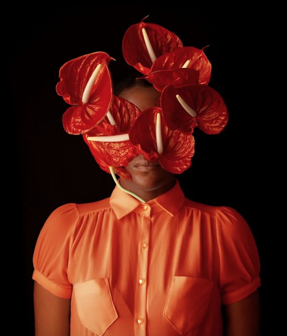 Los súper femeninos y conceptuales autorretratos de Fares Micue