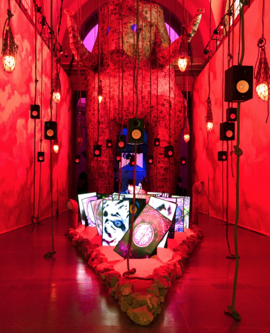 Heather Phillipson y sus distópicas instalaciones