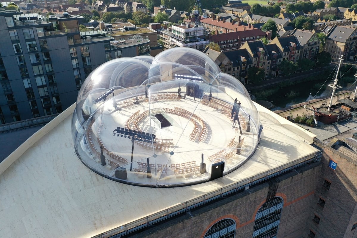 Smiljan Radić crea innovador escenario para Alexander McQueen