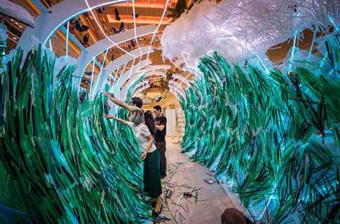 Enorme escultura hecha de popotes reciclados crea consciencia climática