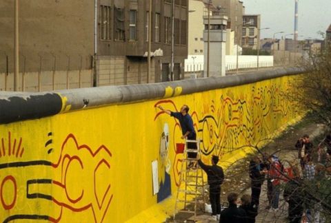 La efímera intervención de Keith Haring en el Muro de Berlín ...